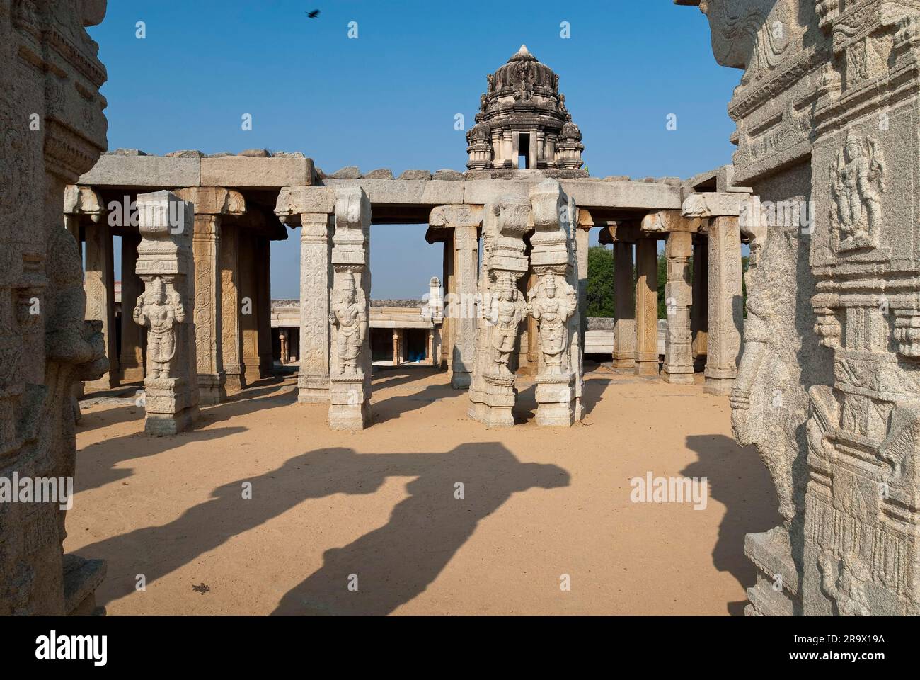 The wedding hall in Veerabhadra Temple, Lepakshi, Andhra Pradesh, India ...