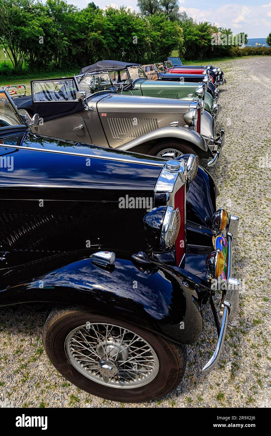Various classic cars behind each other, convertibles parked in a row ...