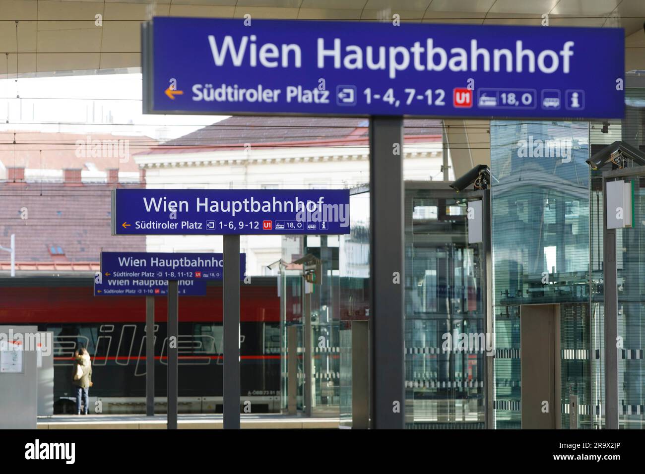 Main station, terminal and platform and train, Vienna, Austria Stock ...