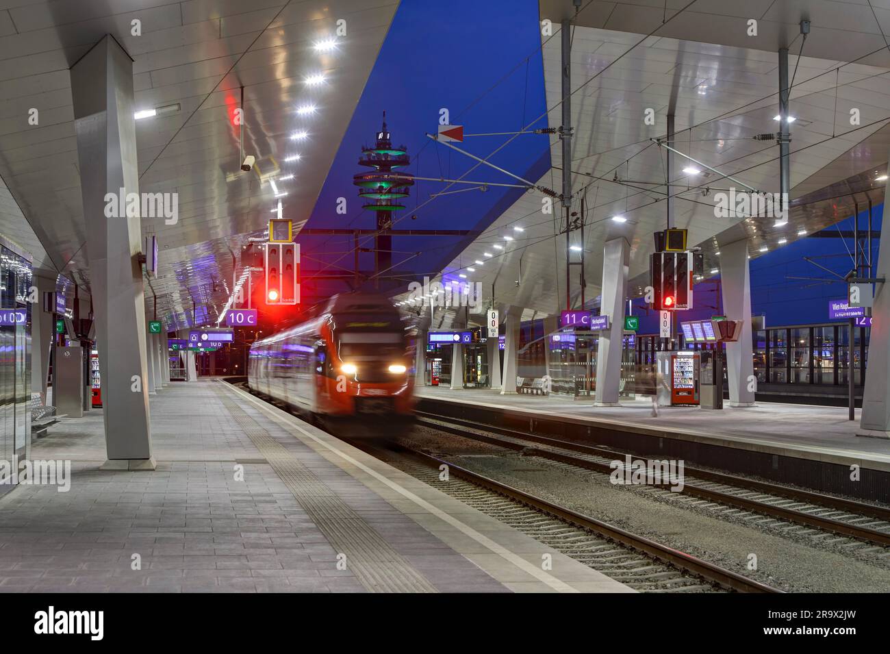 Main station, terminal and platform and train, Vienna, Austria Stock ...
