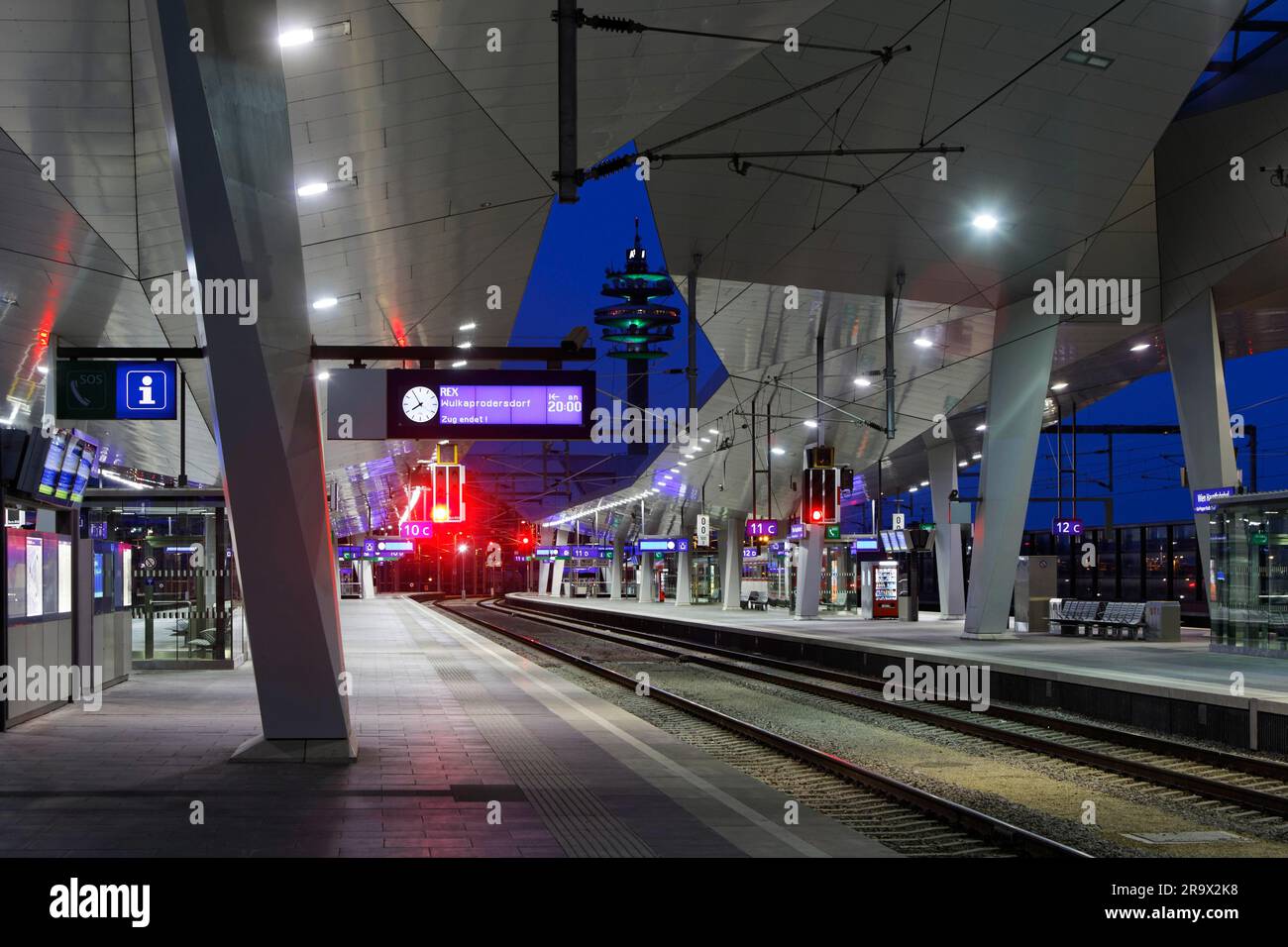 Main station, terminal and platform and train, Vienna, Austria Stock ...