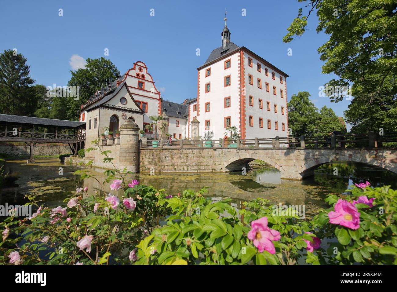 Baroque Kochberg Castle with pond and arched bridge, Grosskochberg ...