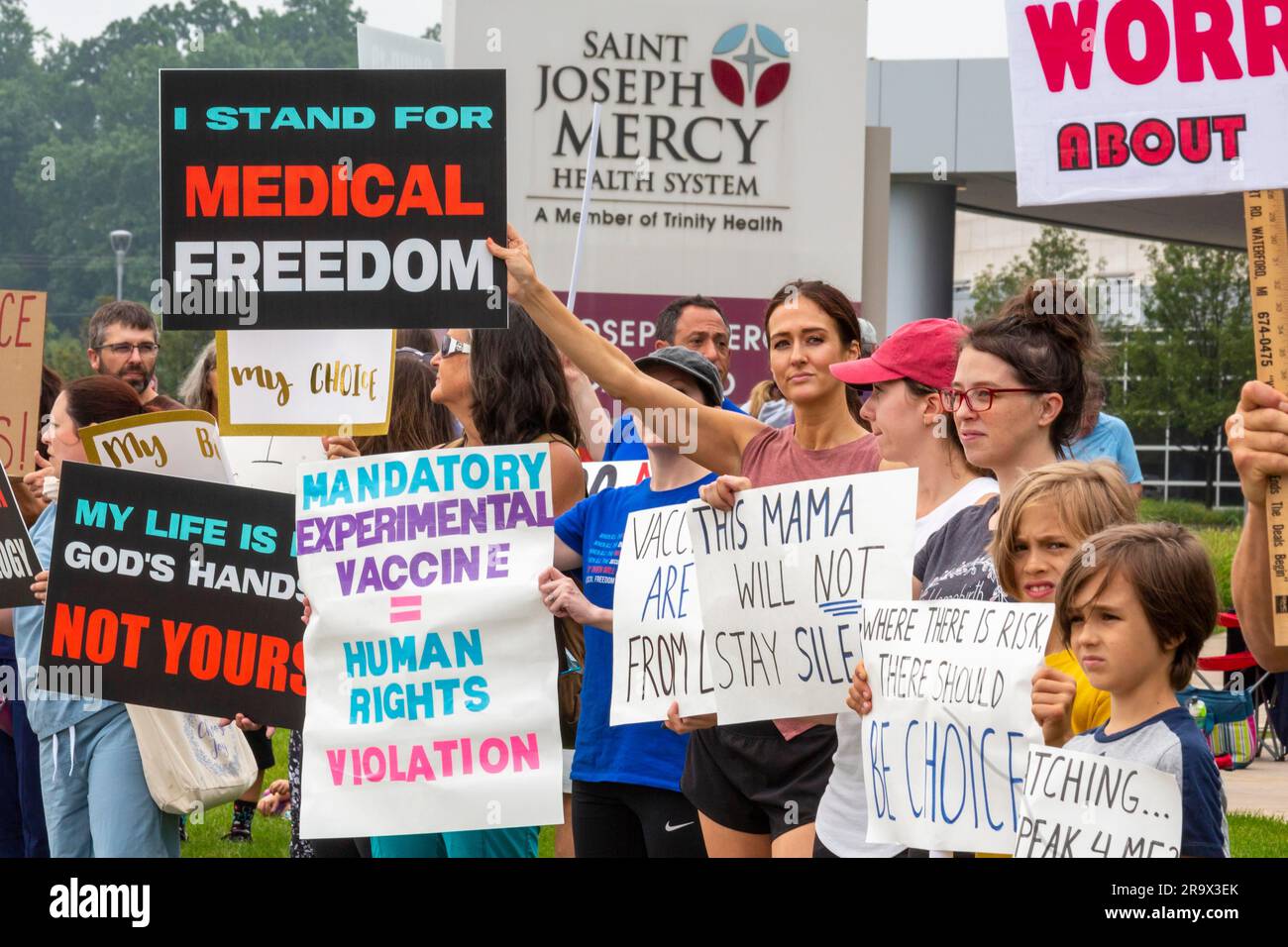 Pontiac, Michigan, Demonstrators outside St. Joseph Mercy Hospital ...