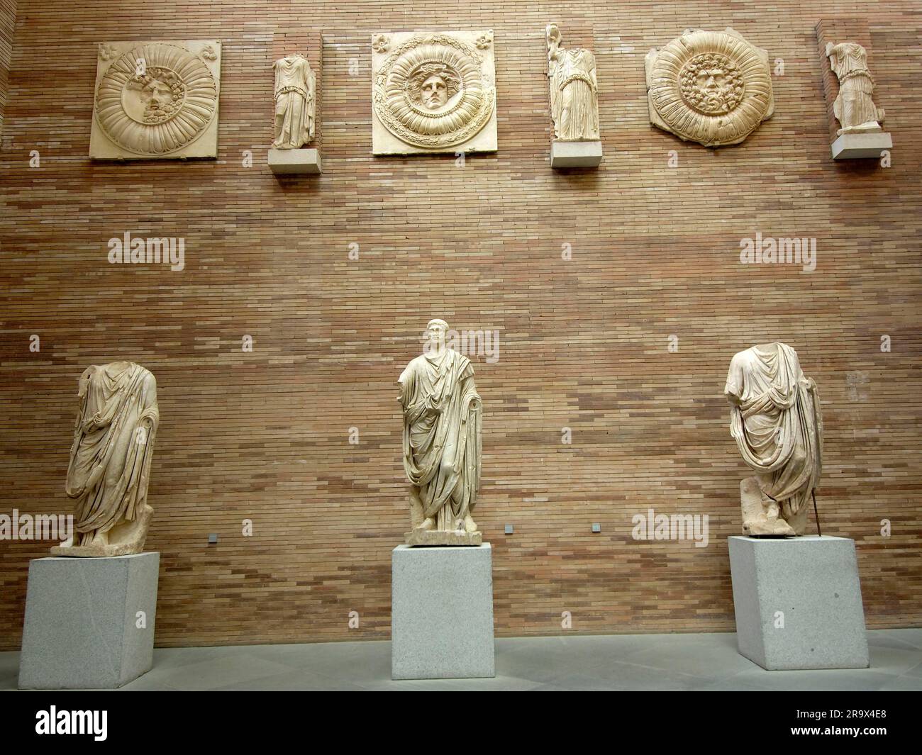 Statues, Ruta La Plata, National Museum of Roman Art, building by ...