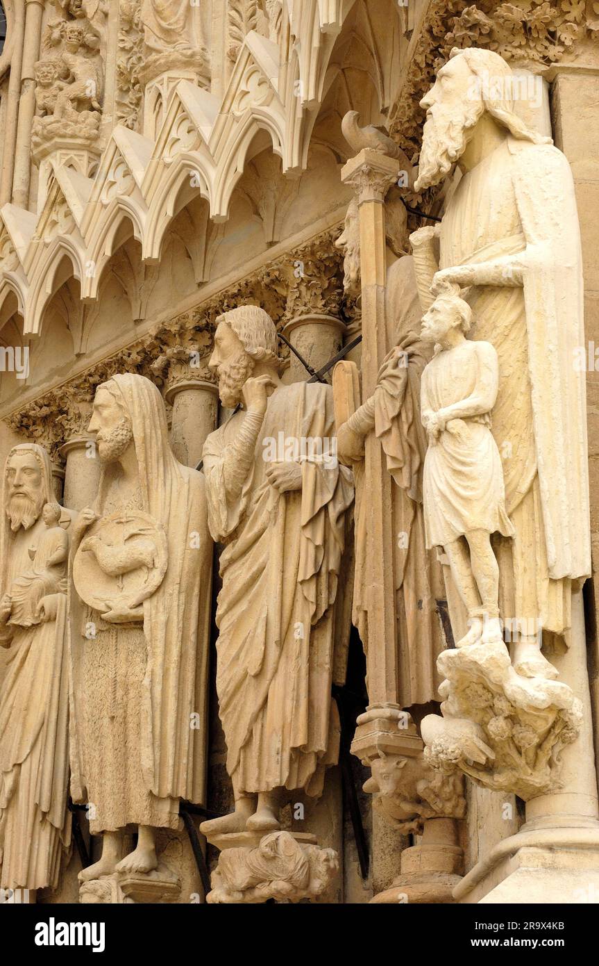 Holy figures on facade, Cathedrale Notre-Dame, Reims Cathedral, Marne ...