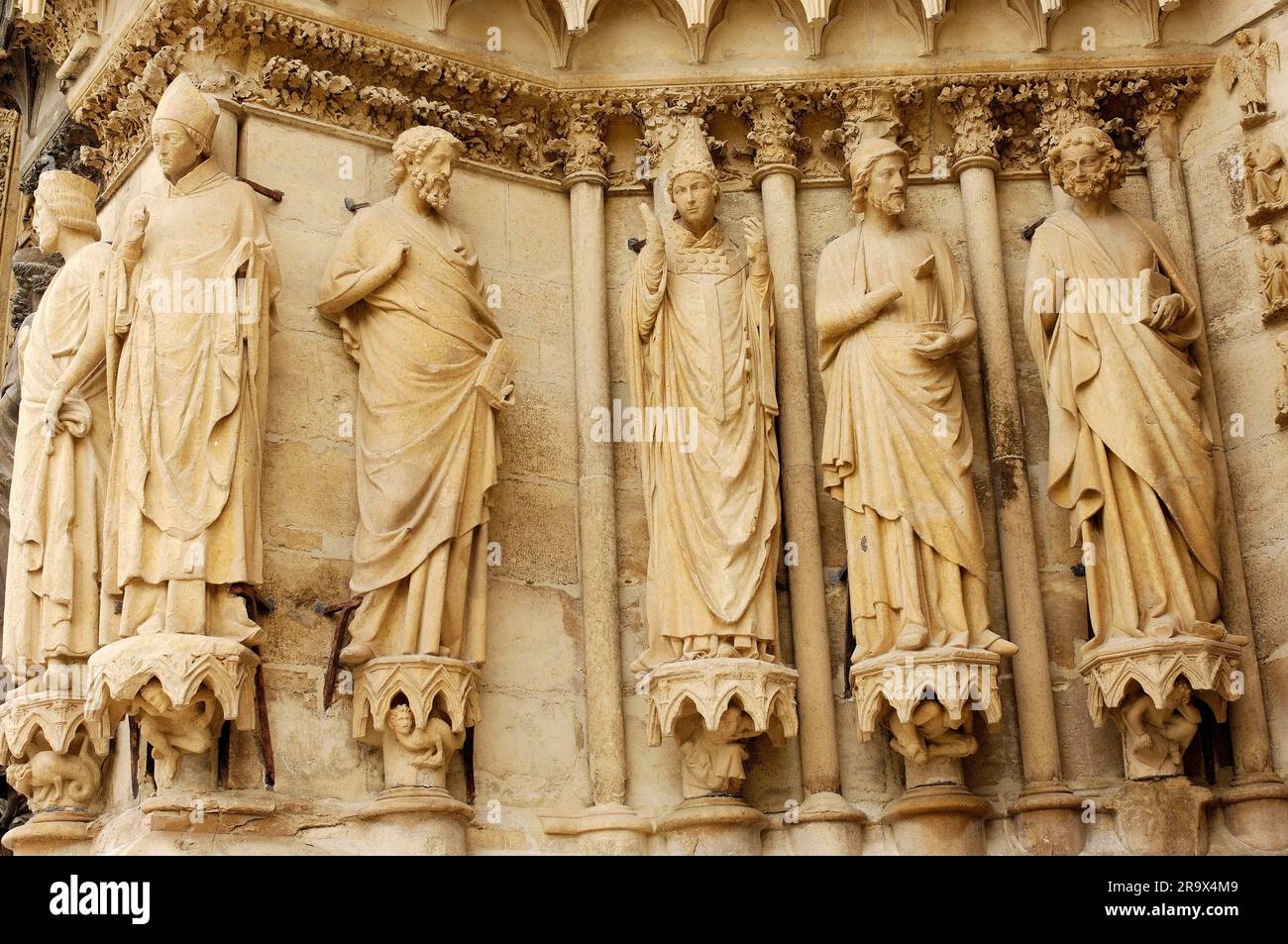 Holy figures on facade, Cathedrale Notre-Dame, Reims Cathedral, Marne ...