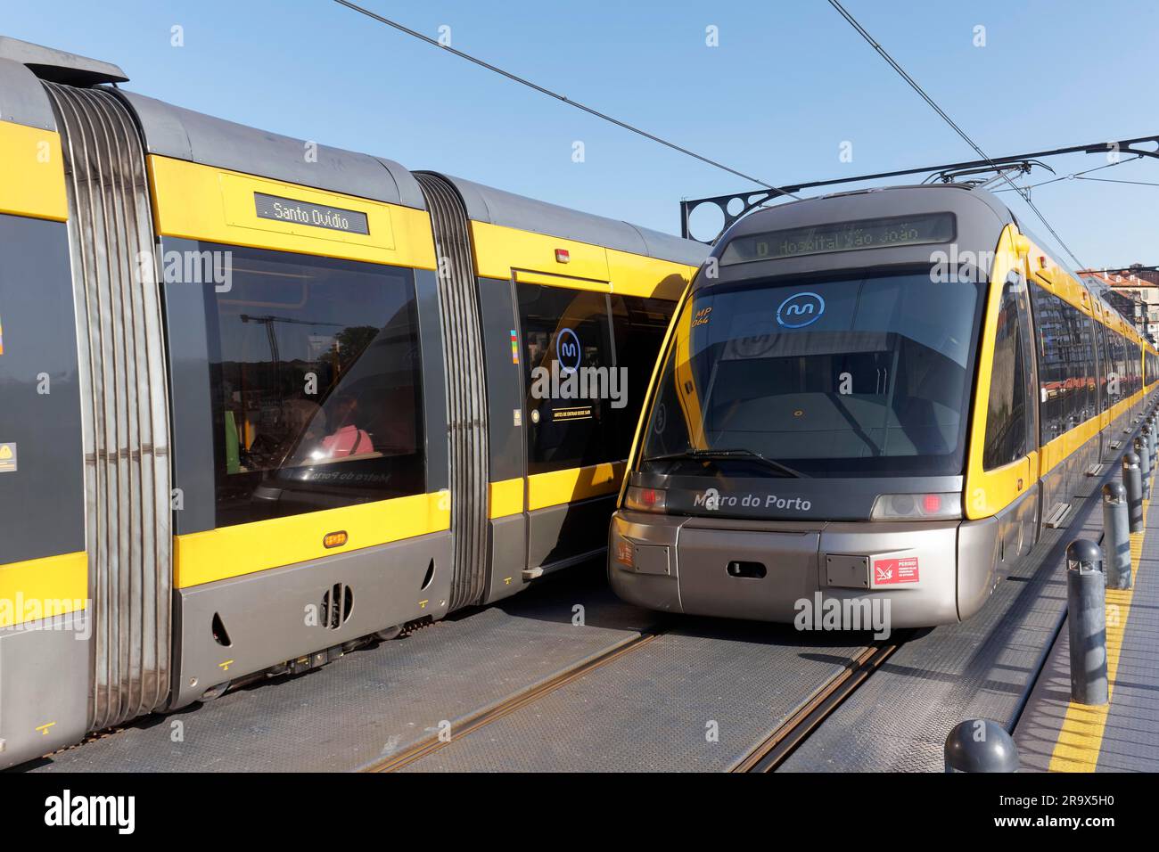 Passenger trains in porto hi-res stock photography and images - Alamy