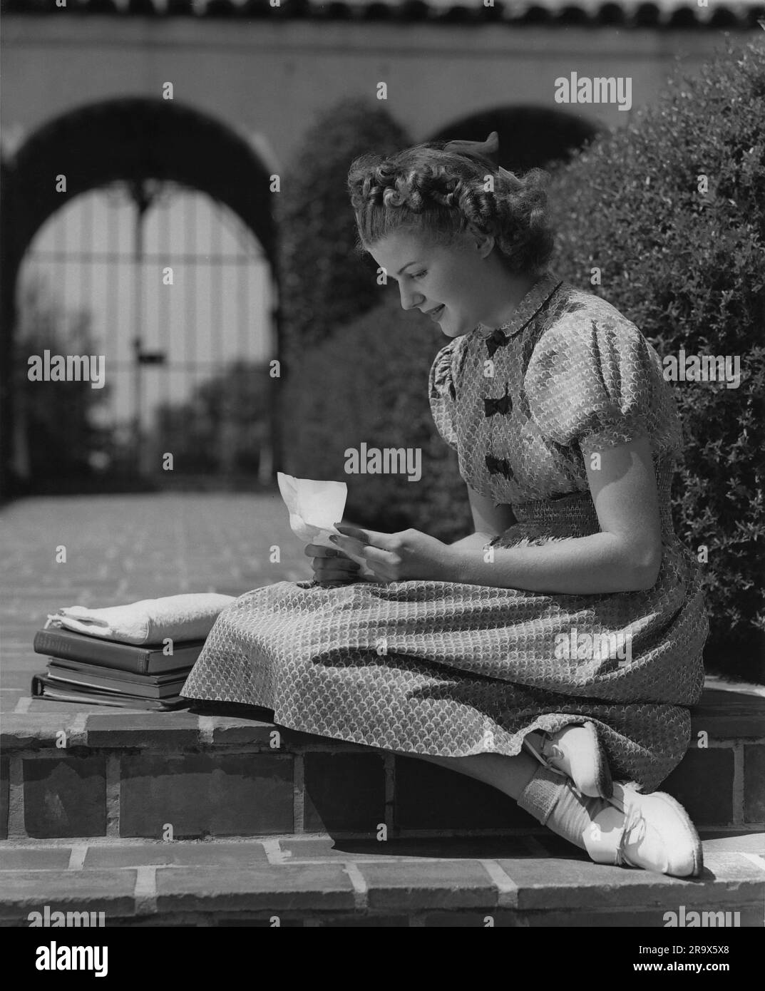 Girl student outdoor Black and White Stock Photos & Images - Alamy