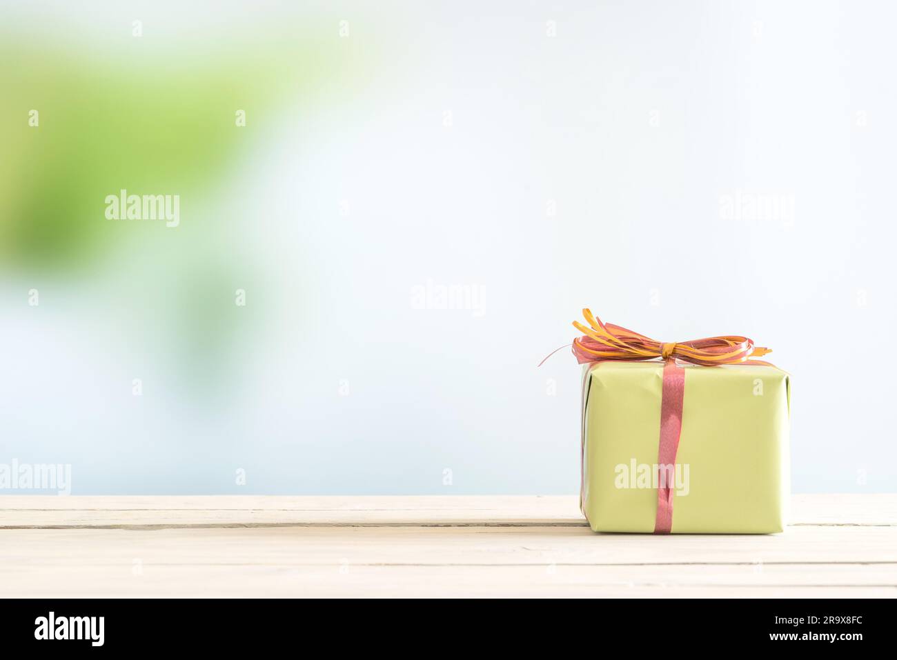 Wrapping table hi-res stock photography and images - Alamy