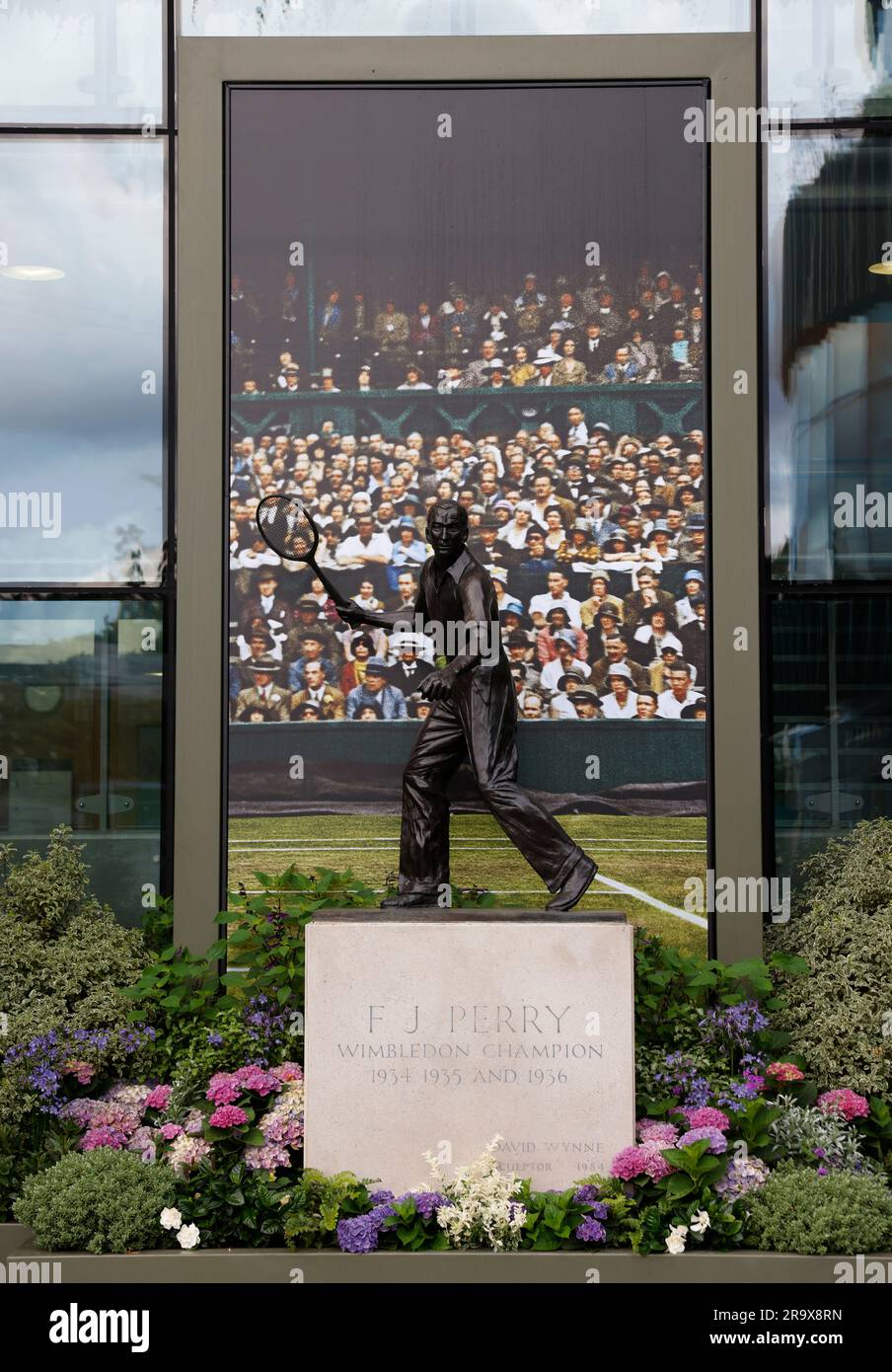 A view of the fred perry statue at wimbledon hi-res stock photography ...