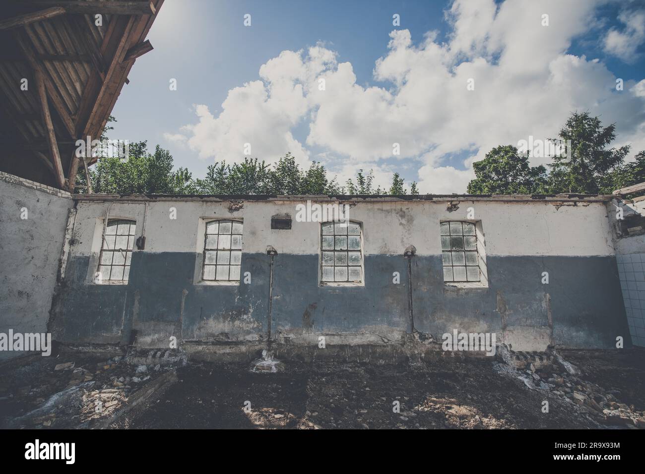 Damaged building missing the roof with old windows Stock Photo - Alamy
