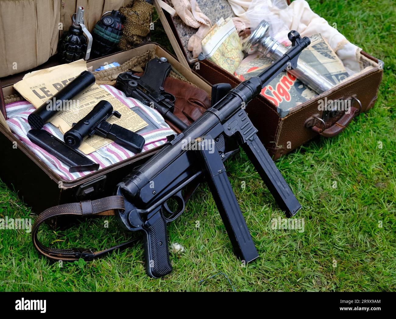 The MP 40 is a submachine gun chambered for the 9×19mm Parabellum ...