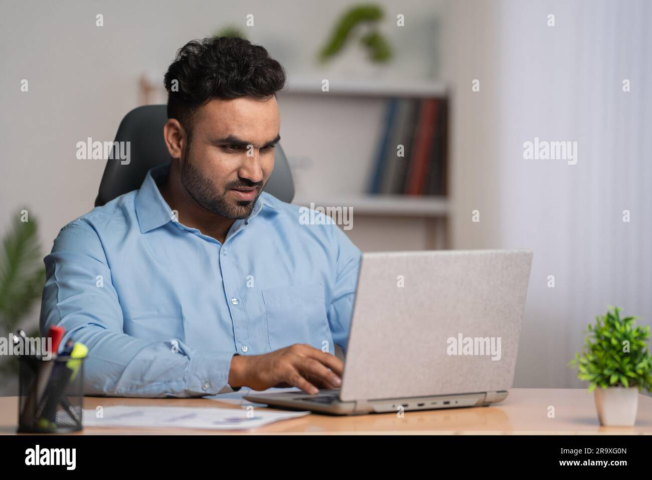 4k entrepreneur businessman working desk hi-res stock photography and ...