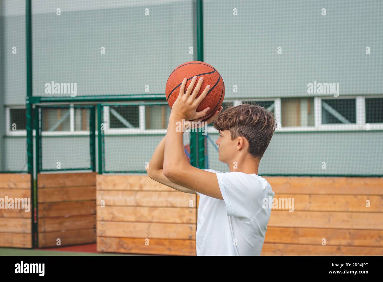 Shooting hoops hi-res stock photography and images - Alamy