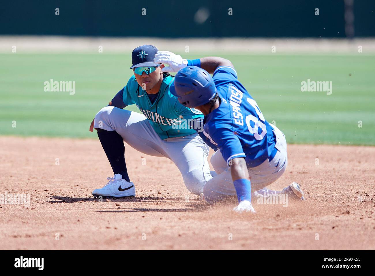 Seattle Mariners shortstop Michael Arroyo (35) applies the tag to Andy ...