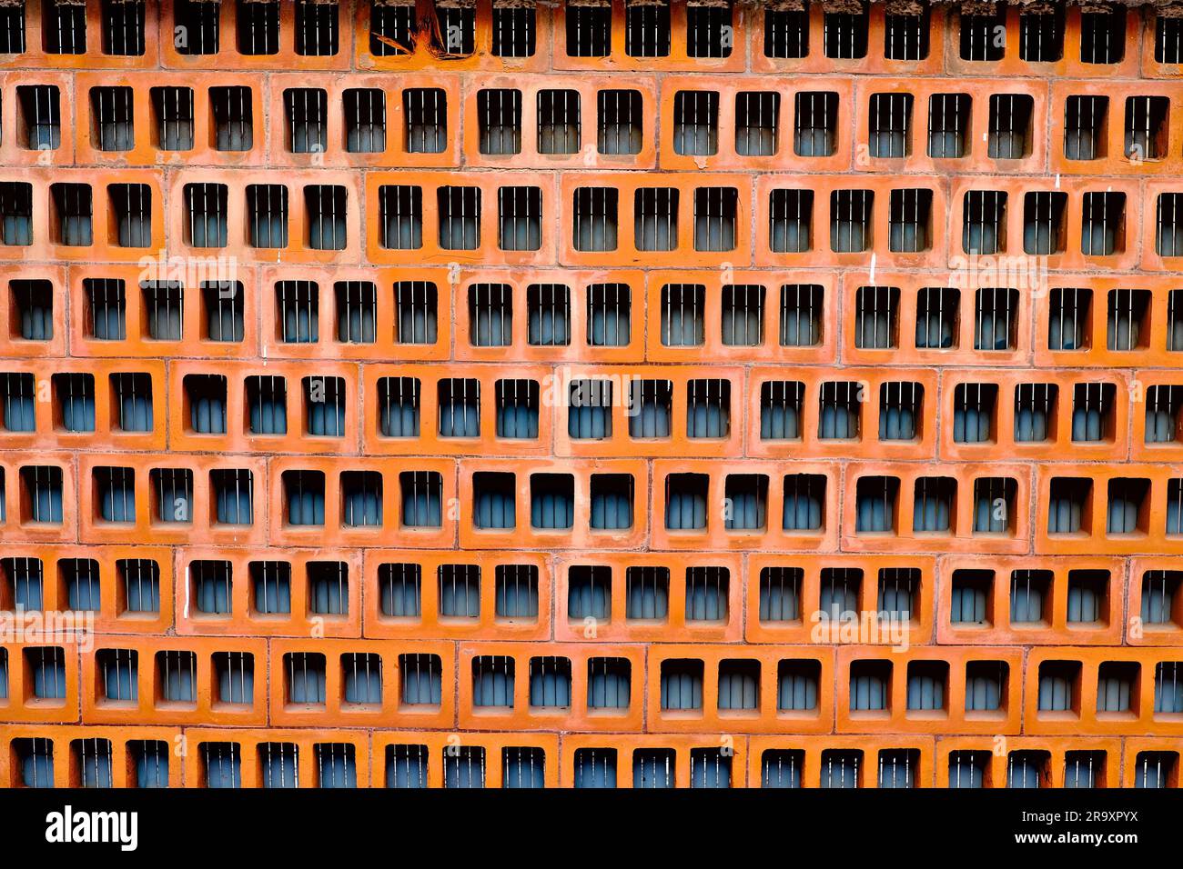 Wall in bricks with ventillation slots, design ideas for eco-friendly ...