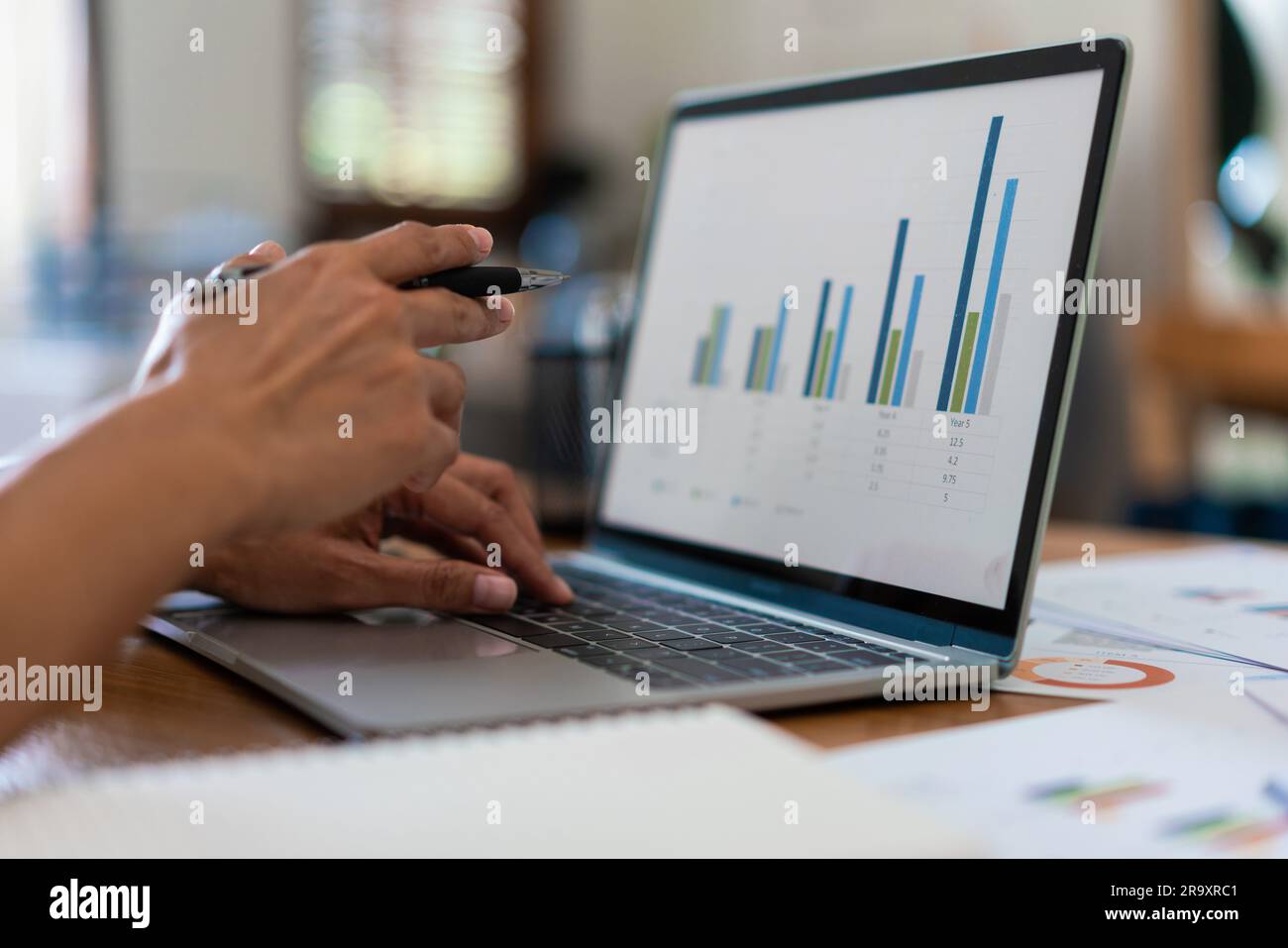 Close up hands of businesswoman holds pen to pointing on screen and ...