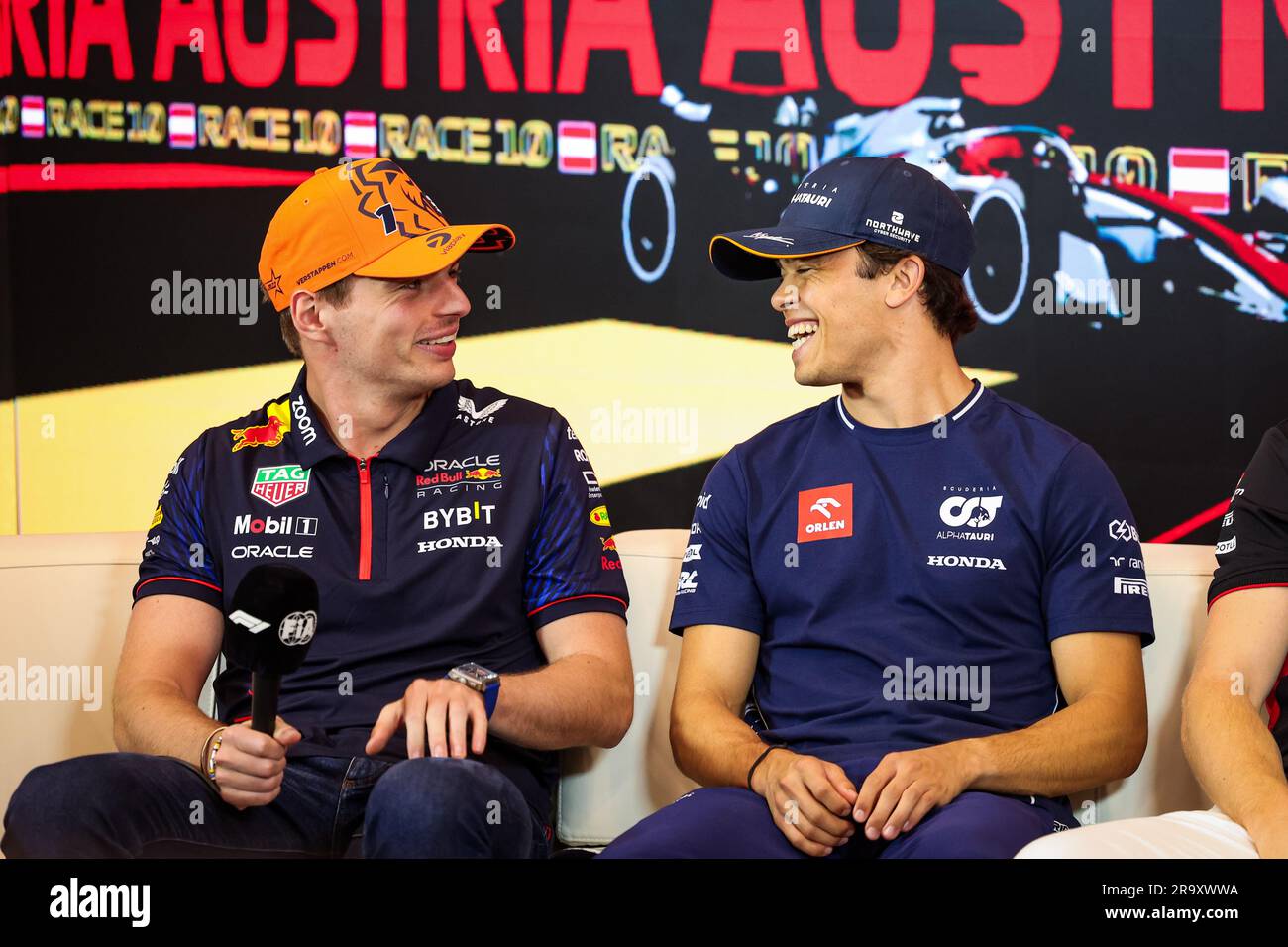 VERSTAPPEN Max (ned), Red Bull Racing RB19, DE VRIES Nyck (ned), Scuderia AlphaTauri AT04 ...