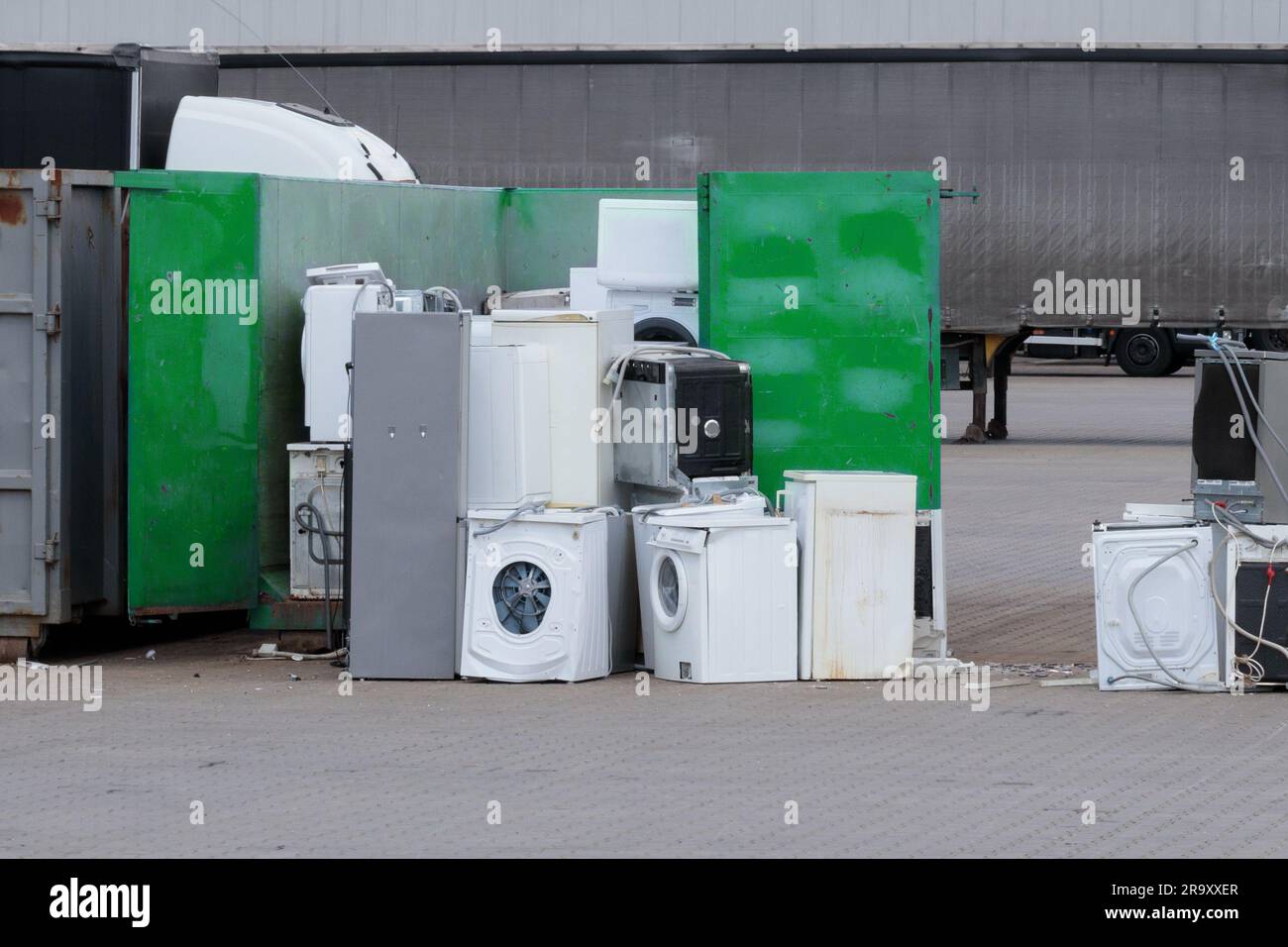 Outside washing machines hi-res stock photography and images - Alamy