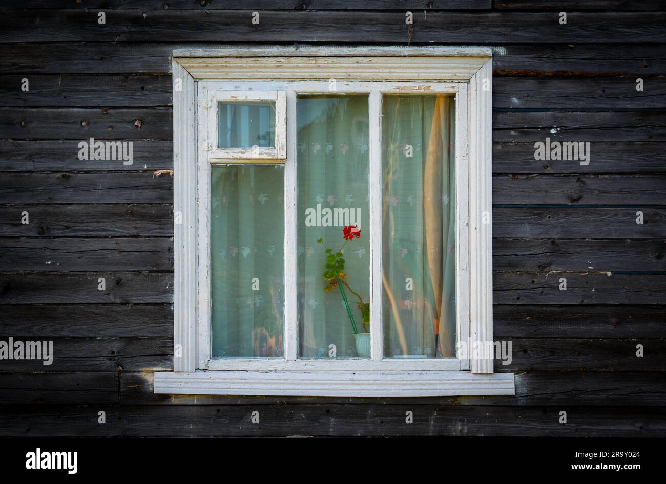 Red window frames hi-res stock photography and images - Alamy