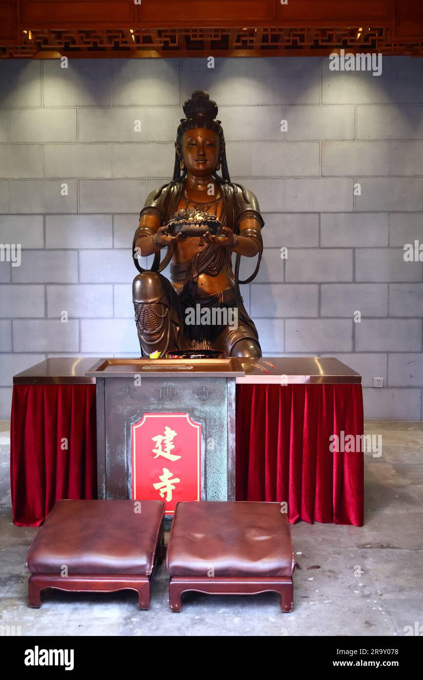 Idol in temple hi-res stock photography and images - Alamy
