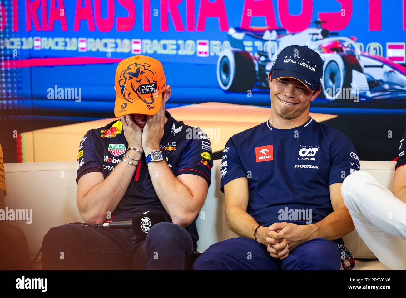 VERSTAPPEN Max (ned), Red Bull Racing RB19, DE VRIES Nyck (ned), Scuderia AlphaTauri AT04 ...