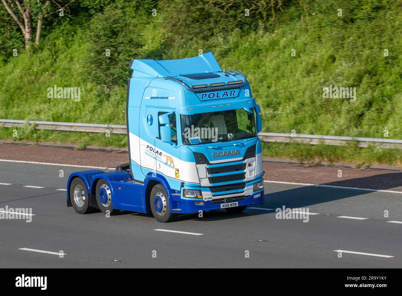 POLAR International Scania R450 tractor unit travelling at speed on the ...