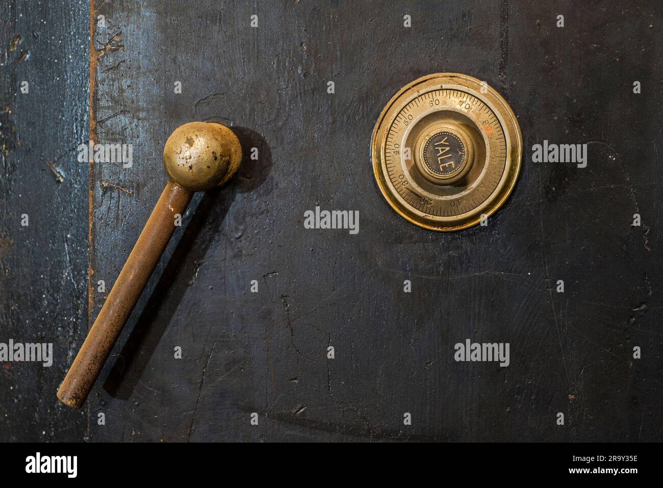 Close up of old, antique bank vault combination dial Stock Photo - Alamy