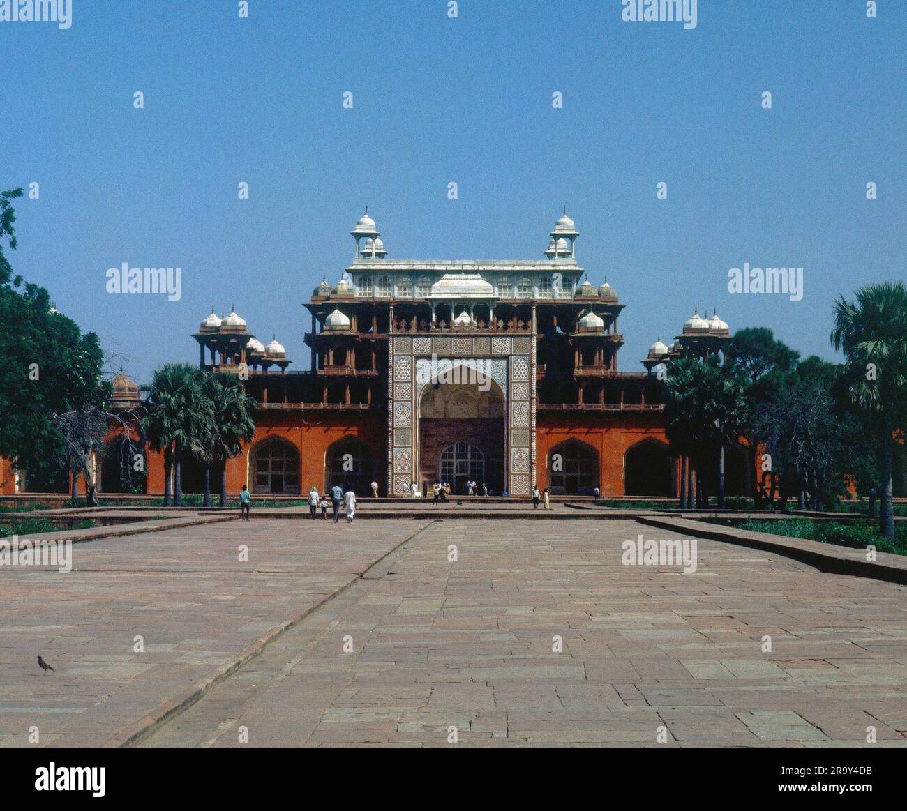 ENTRADA AL RECINTO-GRAN PASEO CON JARDINES-. Location: AKBAR'S ...