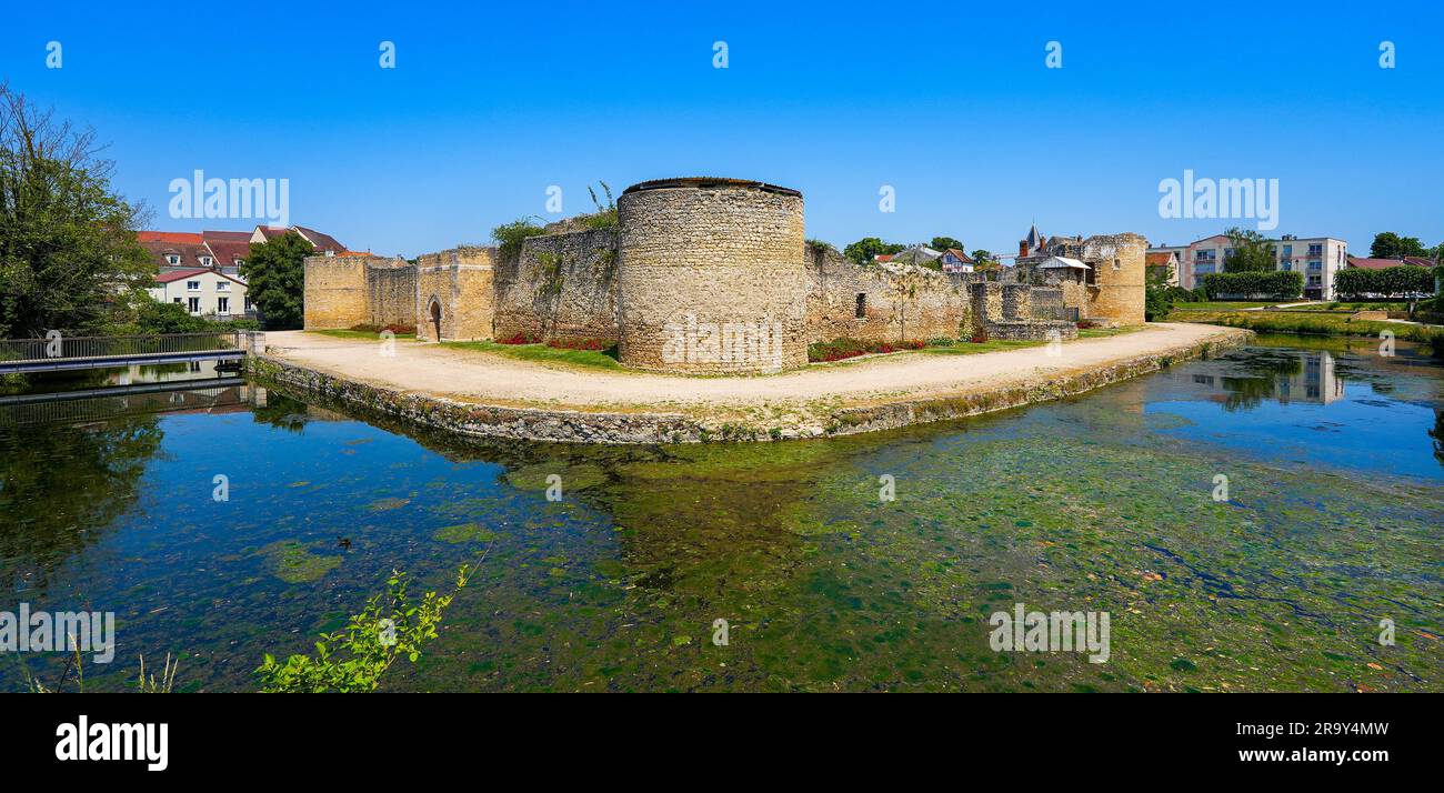 Medieval water filled moat hi-res stock photography and images - Alamy