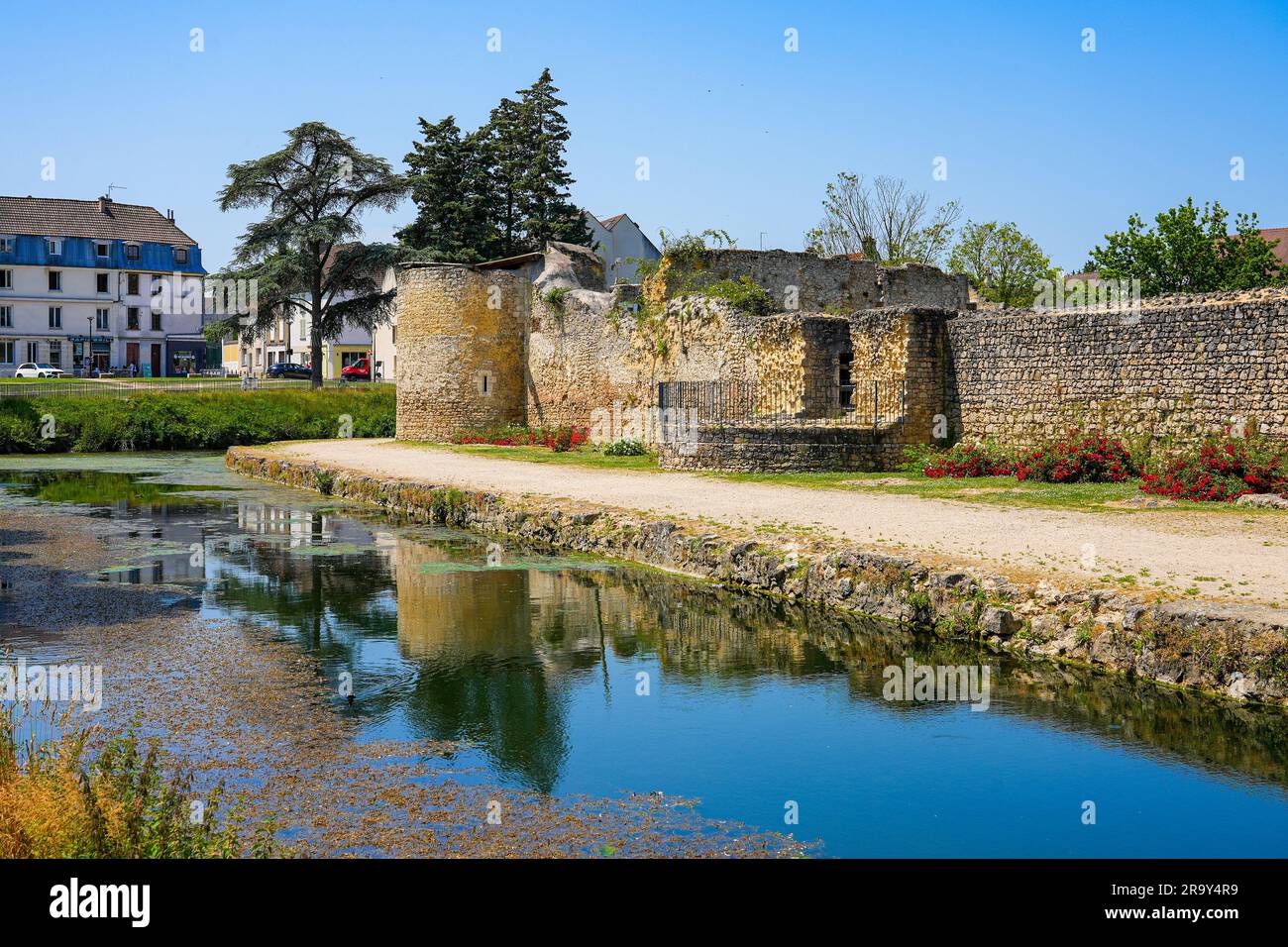 Medieval water filled moat hi-res stock photography and images - Alamy