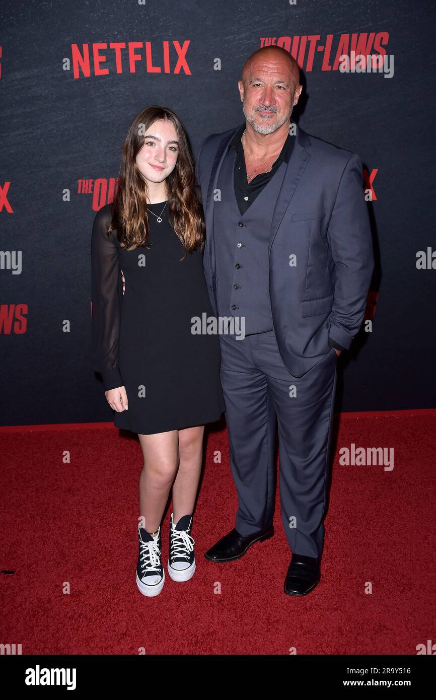 Mo Gallini mit Begleitung bei der Premiere des Netflix -Films 'The Out ...