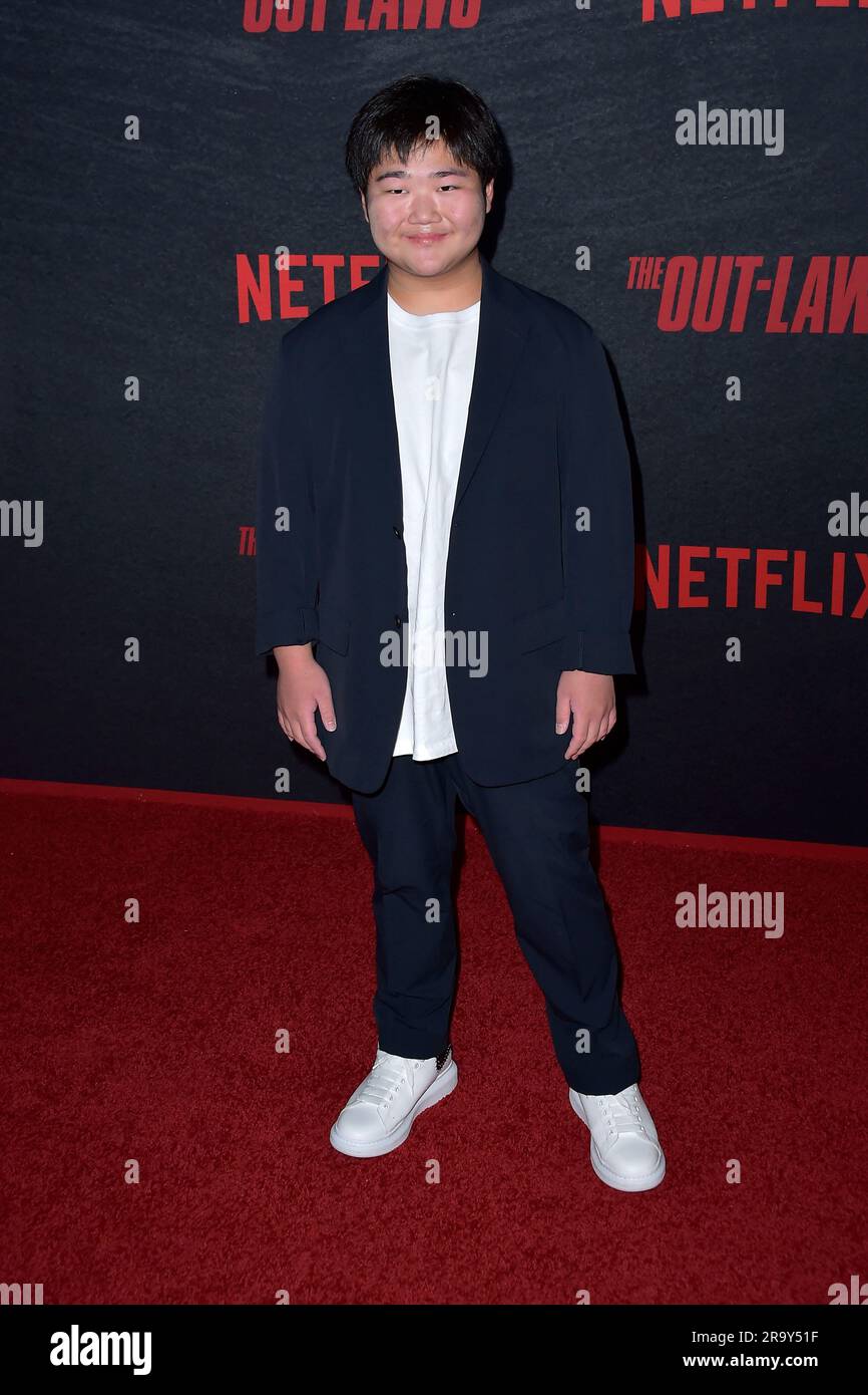 Reyn Doi bei der Premiere des Netflix -Films 'The Out-Laws' im Regal LA ...