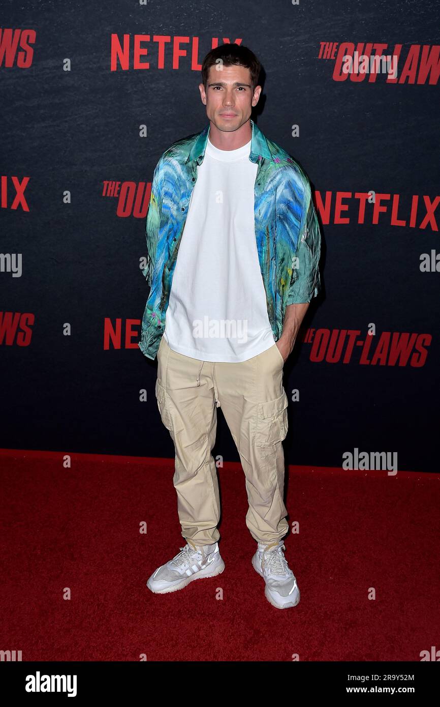 Tanner Novlan bei der Premiere des Netflix -Films 'The Out-Laws' im ...