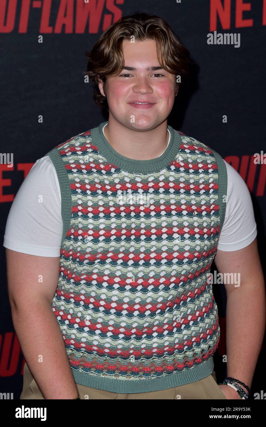 Max Donovan bei der Premiere des Netflix -Films 'The Out-Laws' im Regal ...