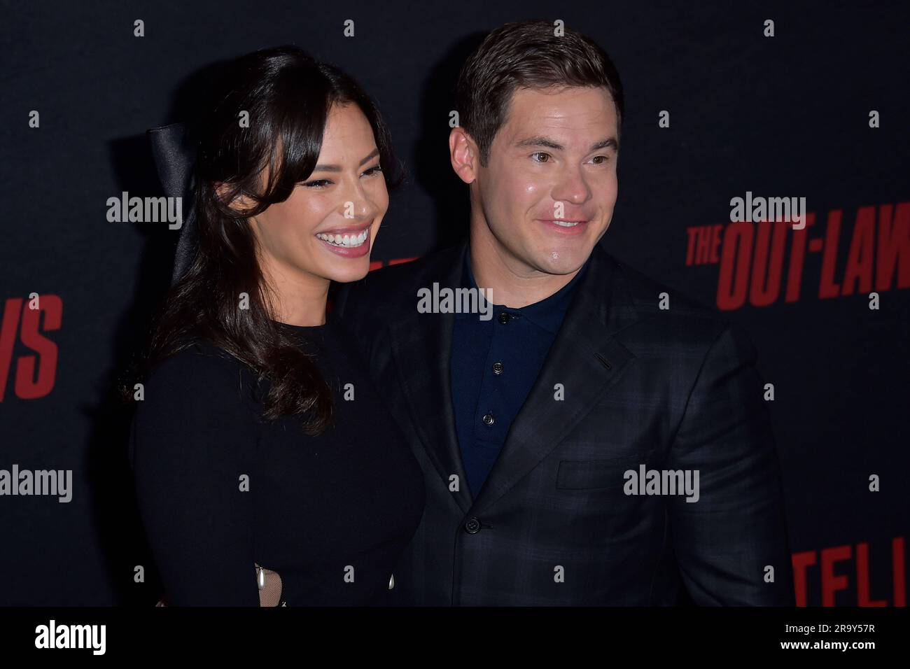 Chloe Bridges und Adam Devine bei der Premiere des Netflix -Films 'The ...