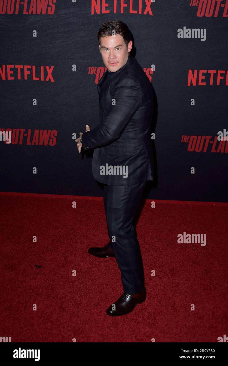 Adam Devine bei der Premiere des Netflix -Films 'The Out-Laws' im Regal ...