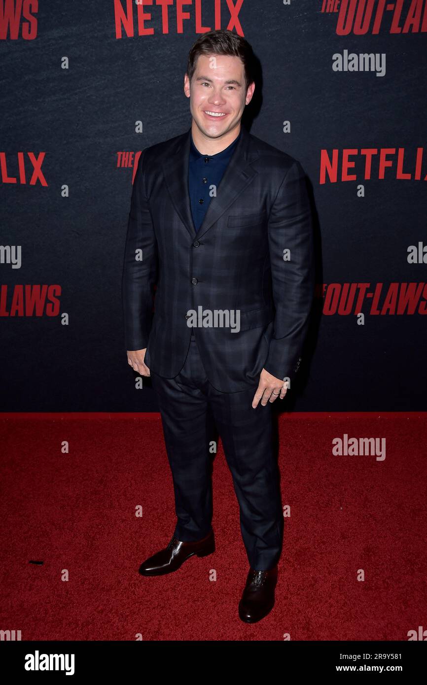 Adam Devine bei der Premiere des Netflix -Films 'The Out-Laws' im Regal ...
