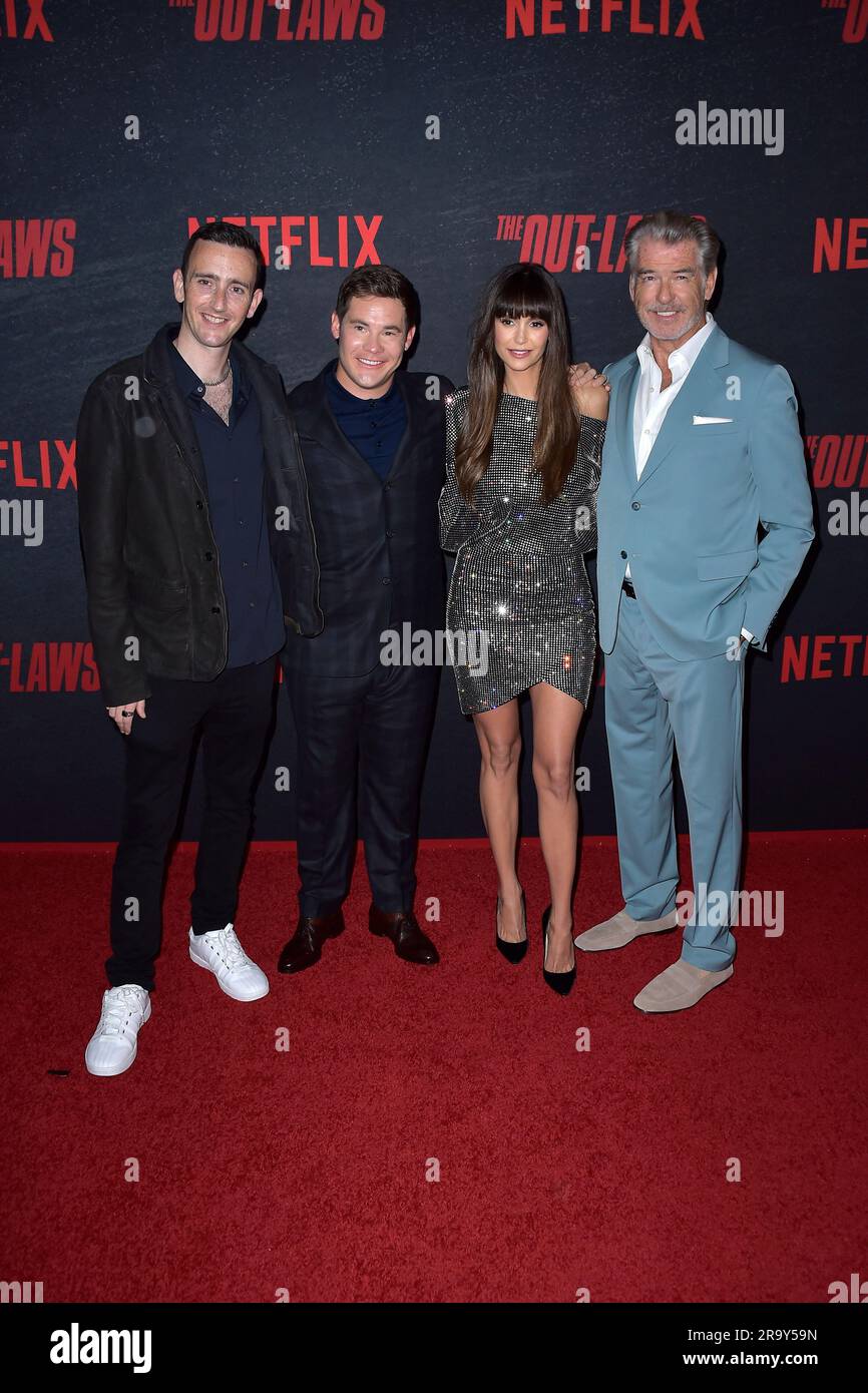 Tyler Spindel, Adam Devine, Nina Dobrev und Pierce Brosnan bei der ...