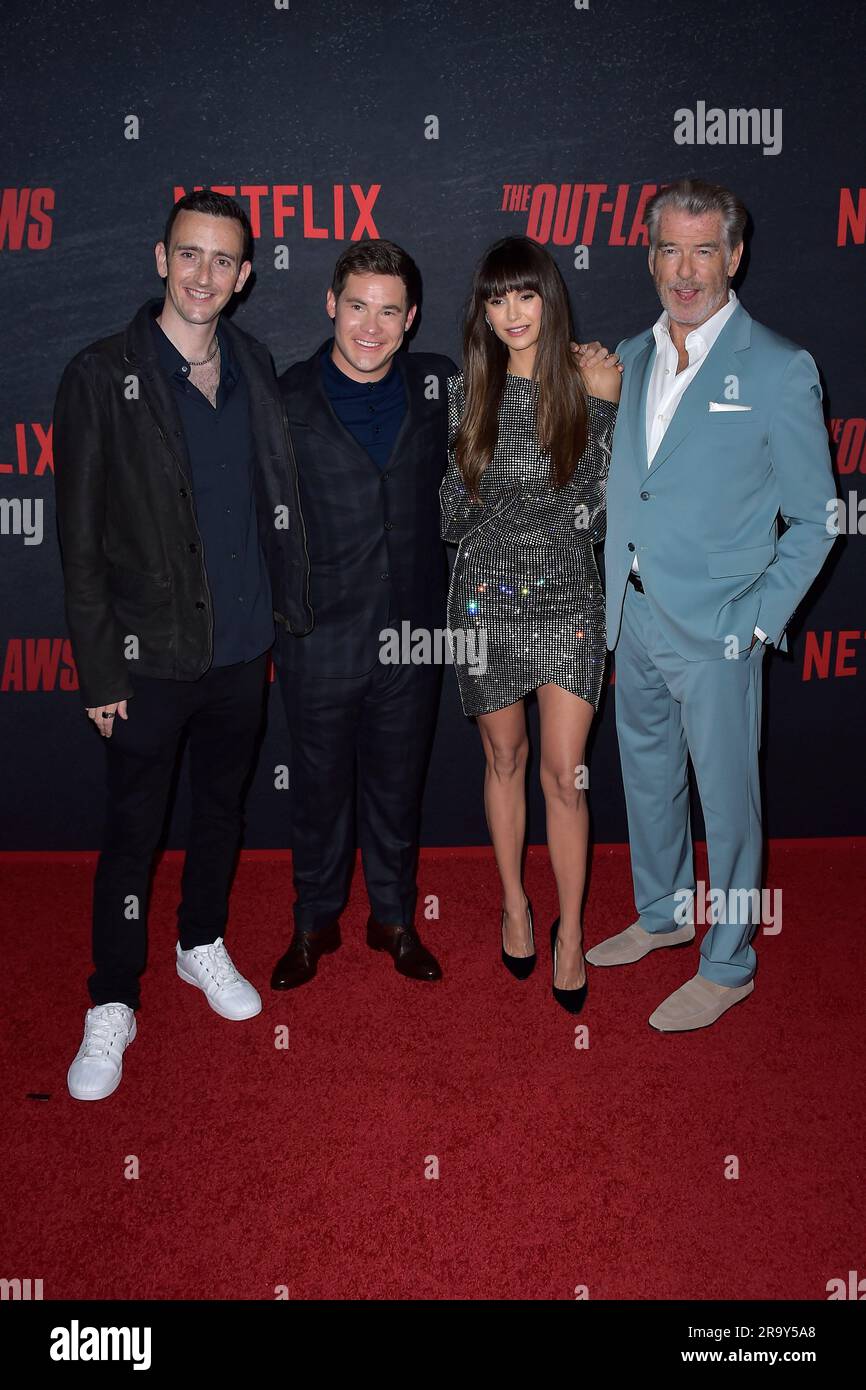 Tyler Spindel, Adam Devine, Nina Dobrev und Pierce Brosnan bei der ...