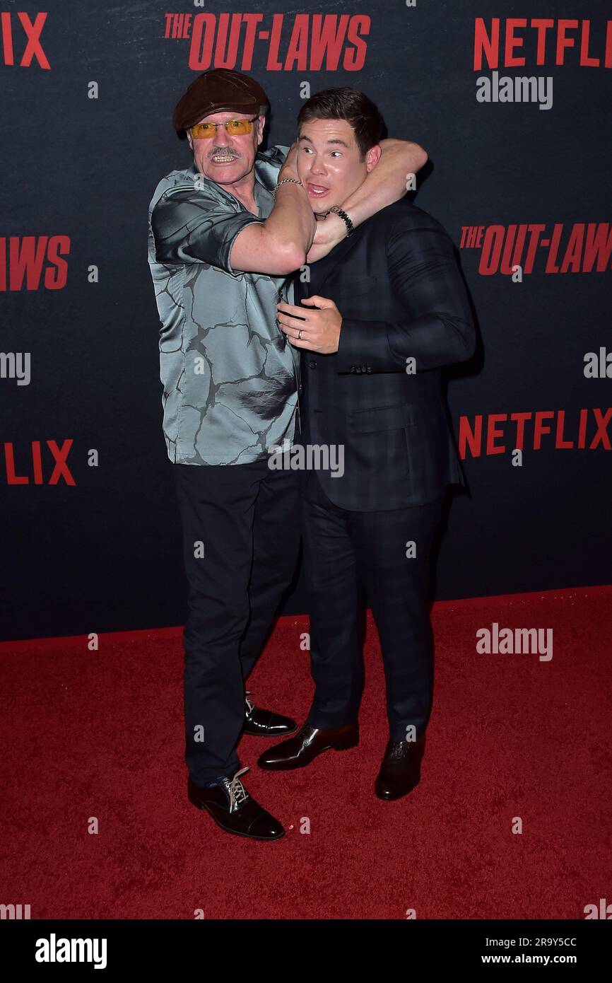 Michael Rooker und Adam Devine bei der Premiere des Netflix -Films 'The ...