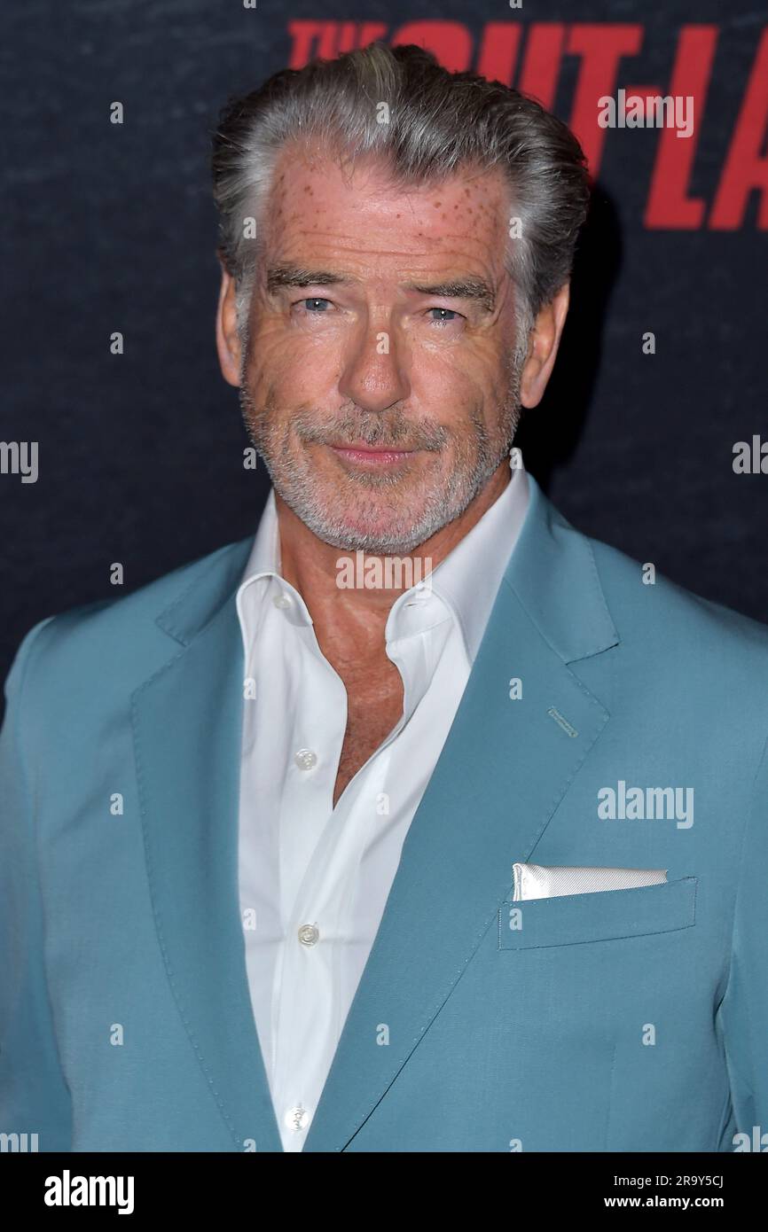 Pierce Brosnan bei der Premiere des Netflix -Films 'The Out-Laws' im ...