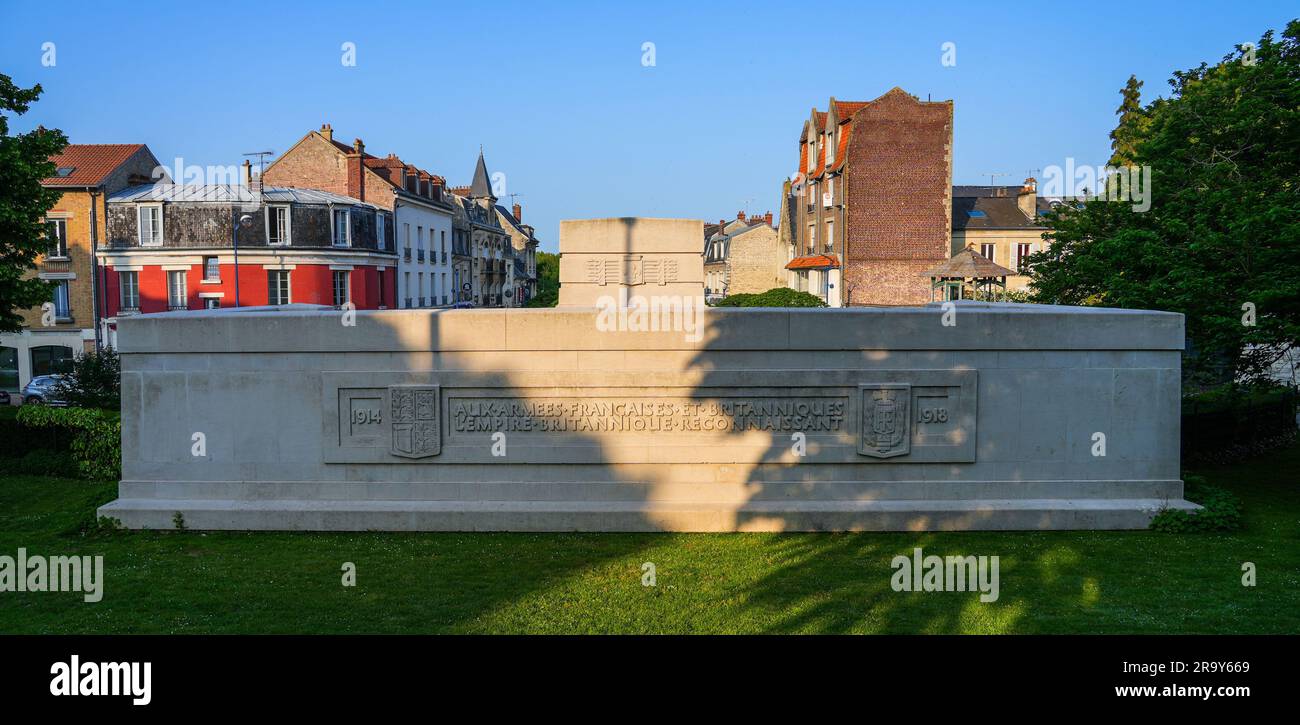 Memorial dedicated to the French and English armies who fought during ...