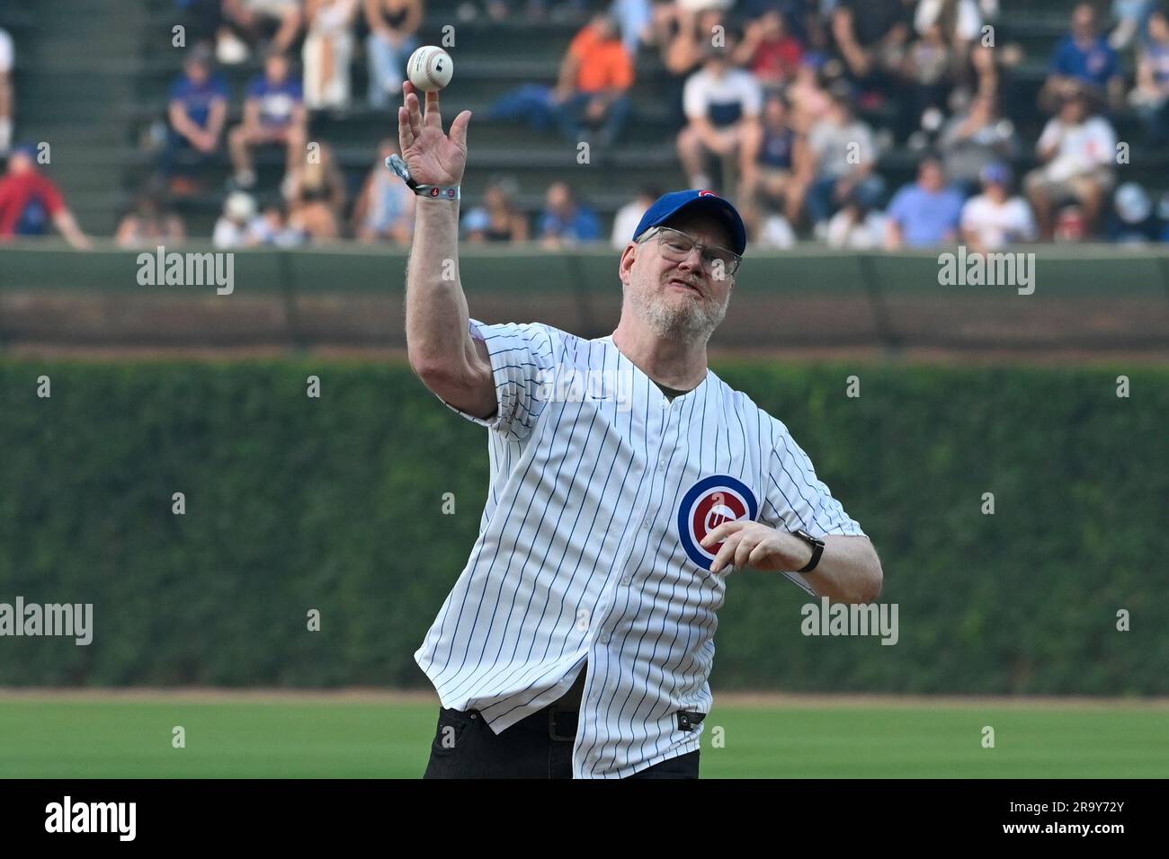 Chicago comedian Jim Gaffigan throws out a ceremonial first pitch ...