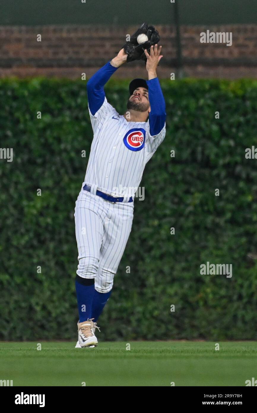 Chicago Cubs center fielder Mike Tauchman (40) catches a fly ball hit ...