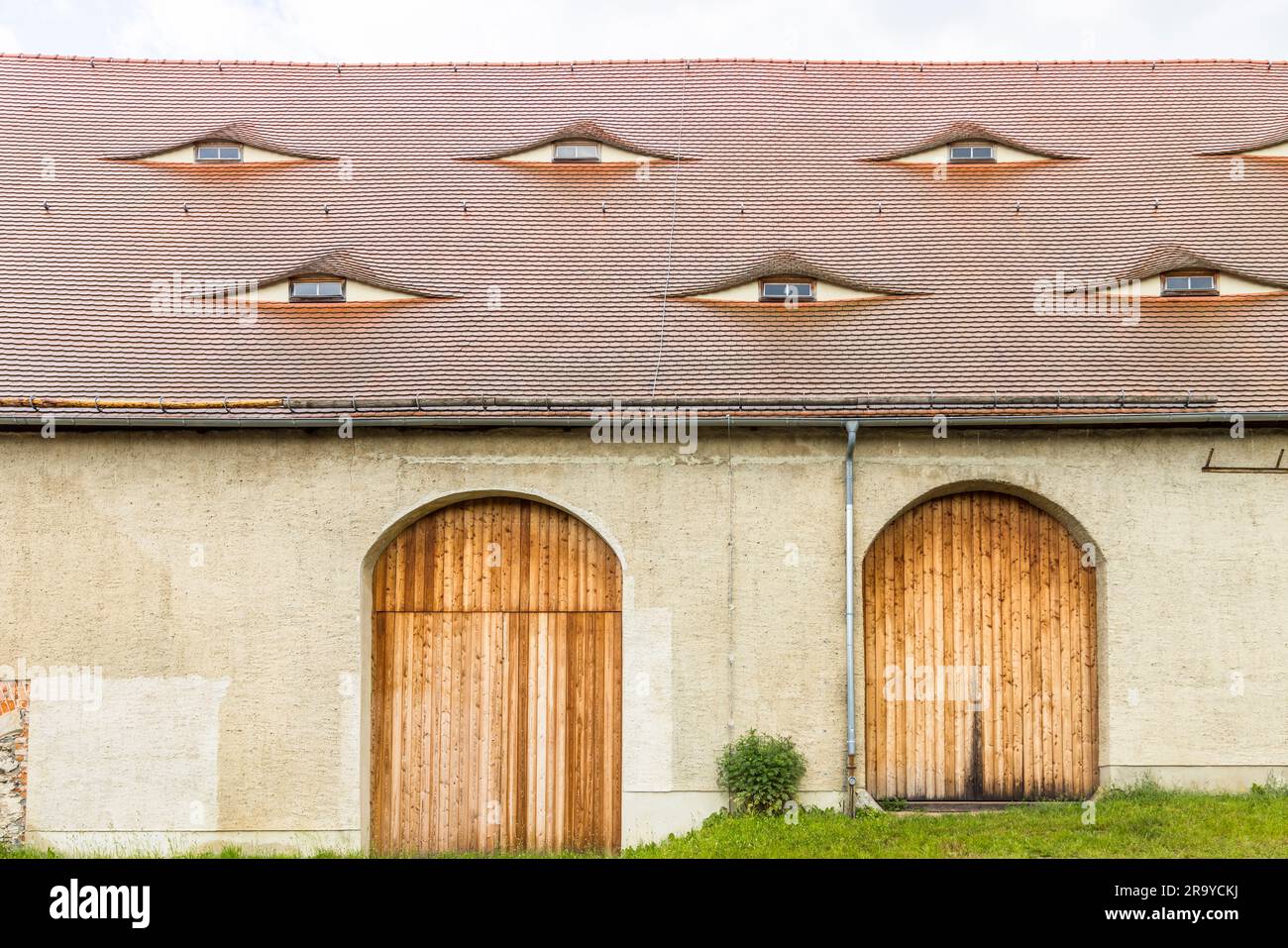 Barn with windows hi-res stock photography and images - Alamy
