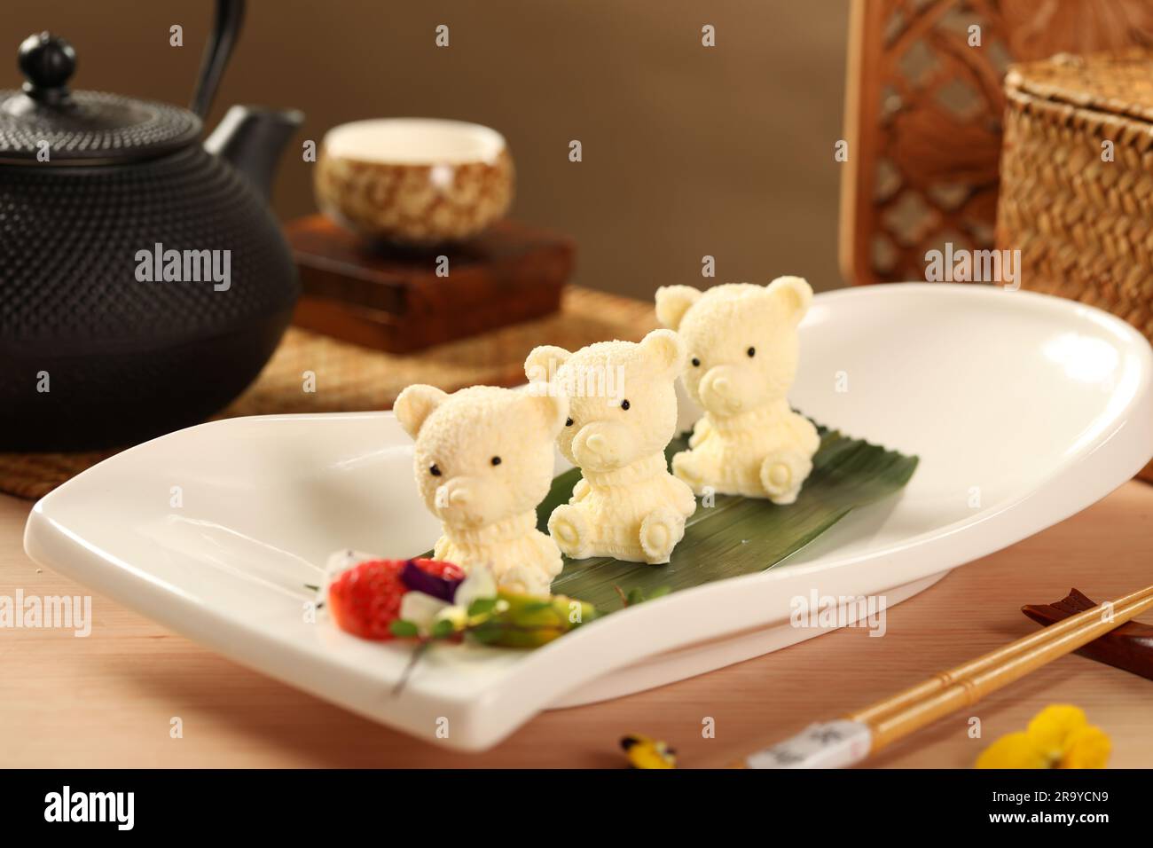 Cake in shape of bear hi-res stock photography and images - Alamy