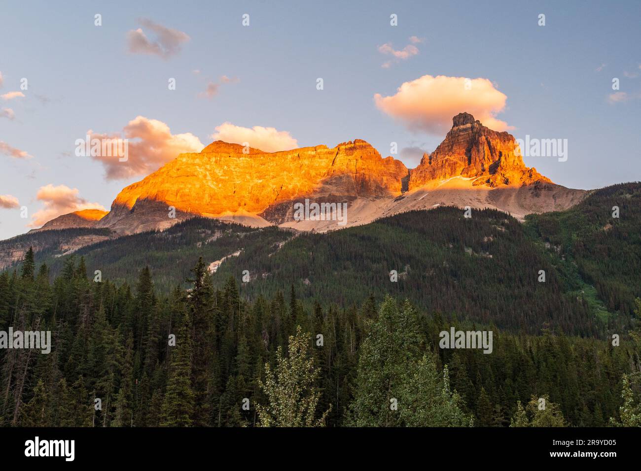 Beautiful sunset glow on mountains in Yoho National Park, British ...