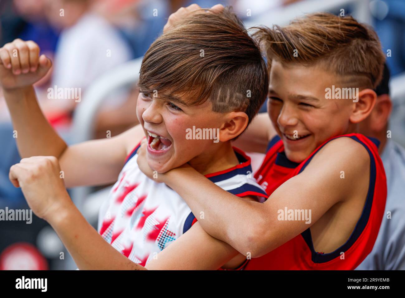 Young fans cheer usa hi-res stock photography and images - Alamy