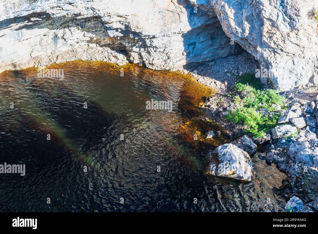 Quiet McNallie Creek Falls along the waterfall route, Northwest ...